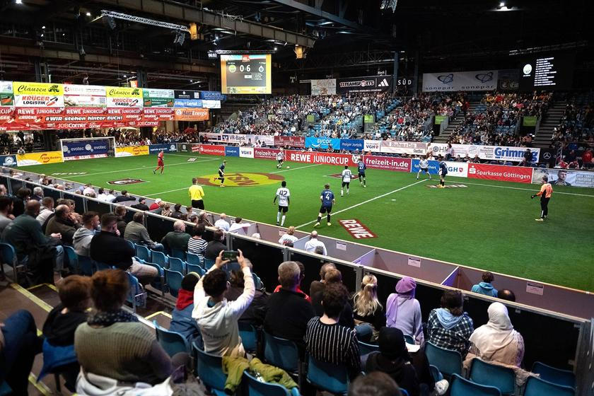 Video: Nastupující génius? Nejdřív dal gól o mantinel, teď z půlky ...