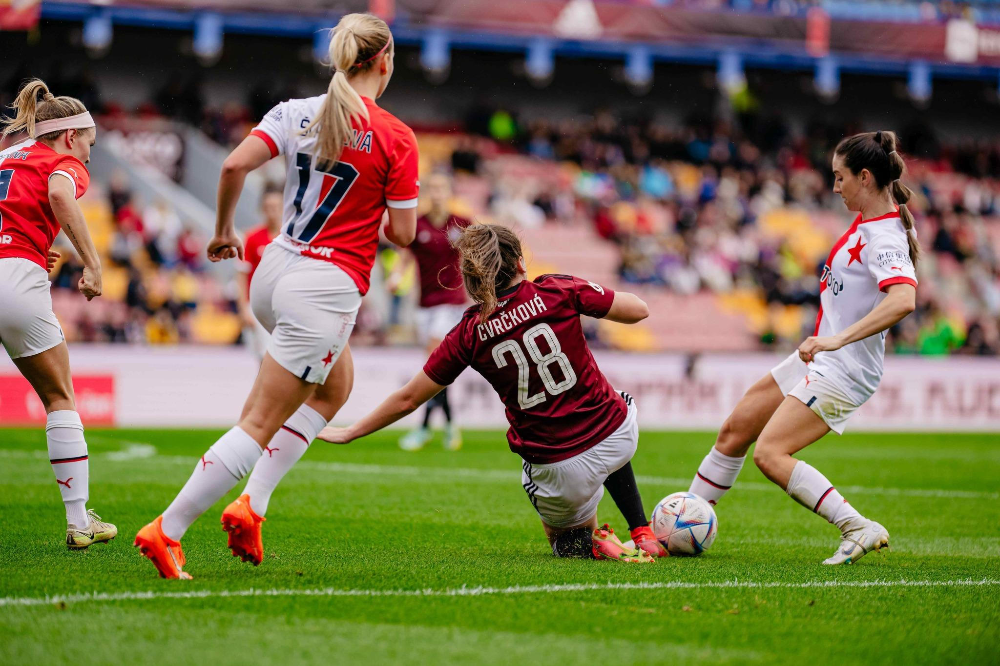 Galerie | Slavia dobyla Letnou, Piták dostal červenou. Ženské derby ve ...