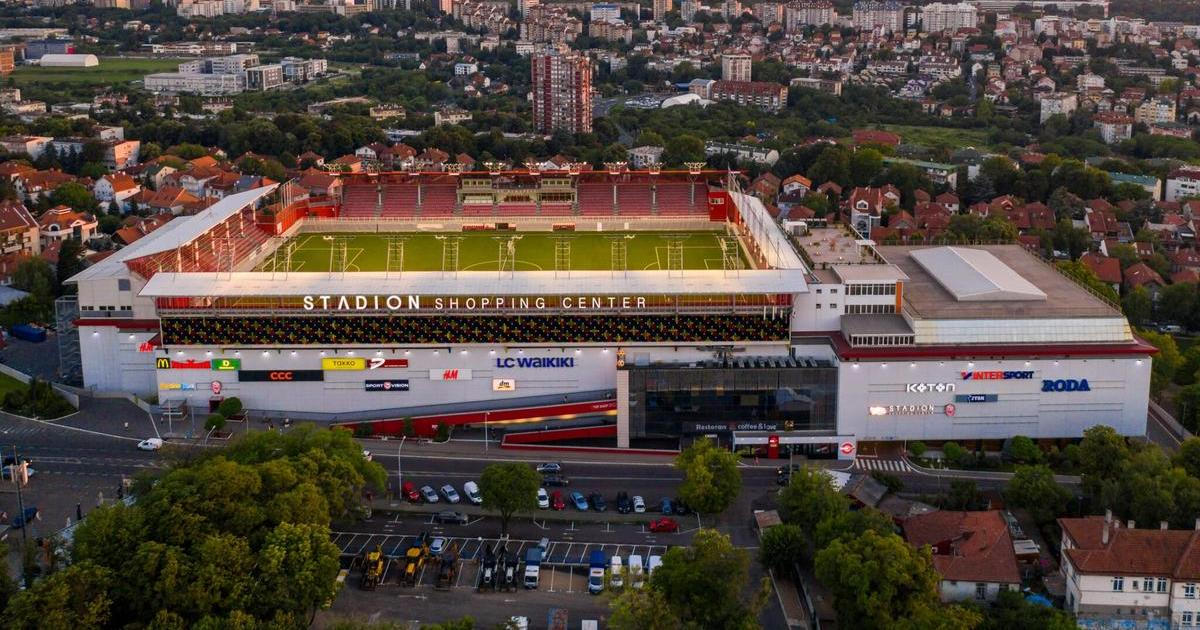 Fotbal na střeše obchoďáku i z ochozů hradu. Balkán na vlastní kůži ...