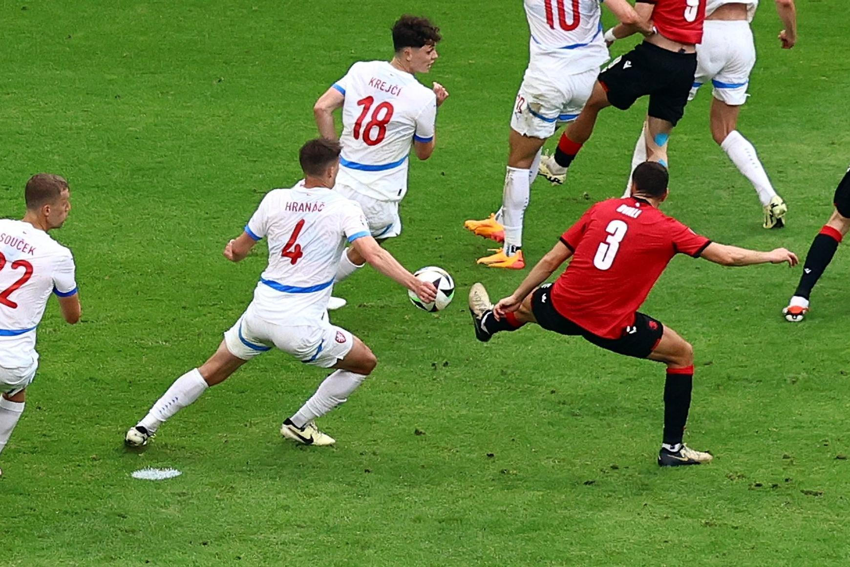 Dvě ruce rozhodly, že Češi mají jen bod. Ptáme se: byla to penalta? | Football Club