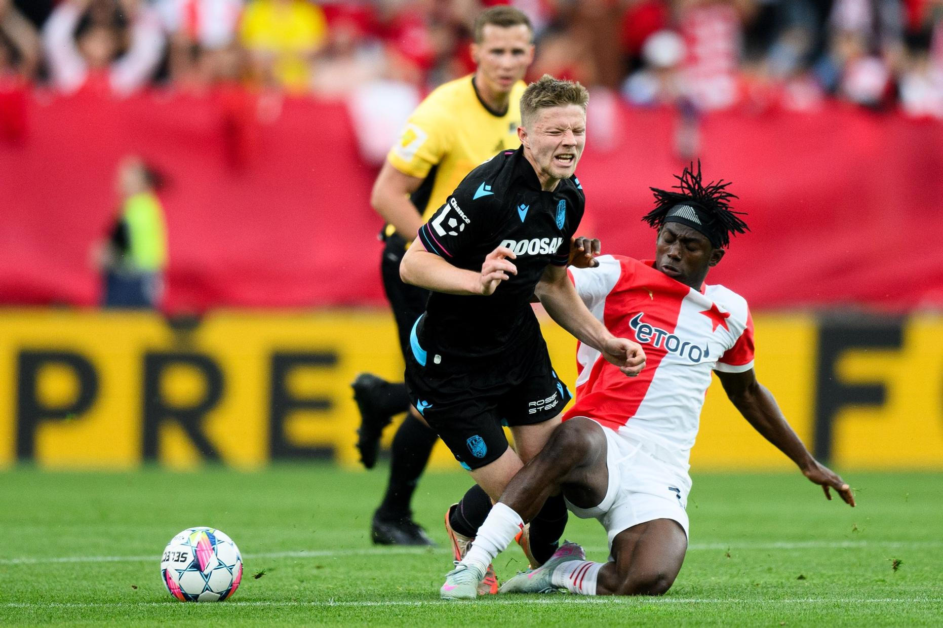 Klouzal, tak mu dal Olayinka kopačky. Slávistická hvězdička Moses ...